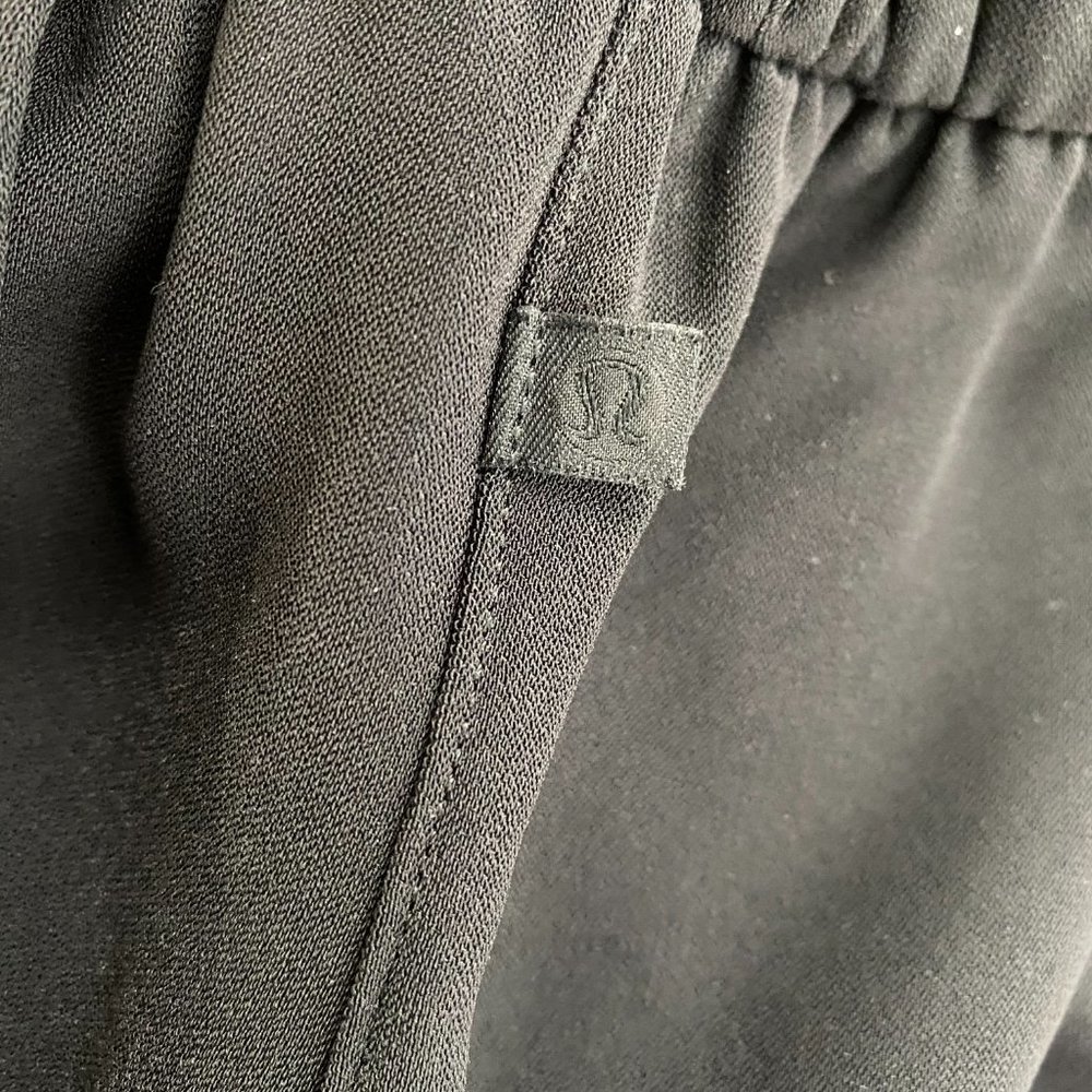 Lululemon Noir Short 5.5" Black Solid Polyester - Gem